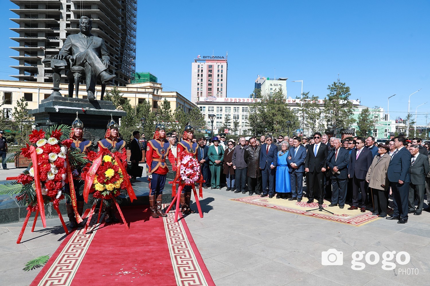 ФОТО Маршал Ю Цэдэнбалын хөшөөнд цэцэг өргөж хүндэтгэл үзүүллээ