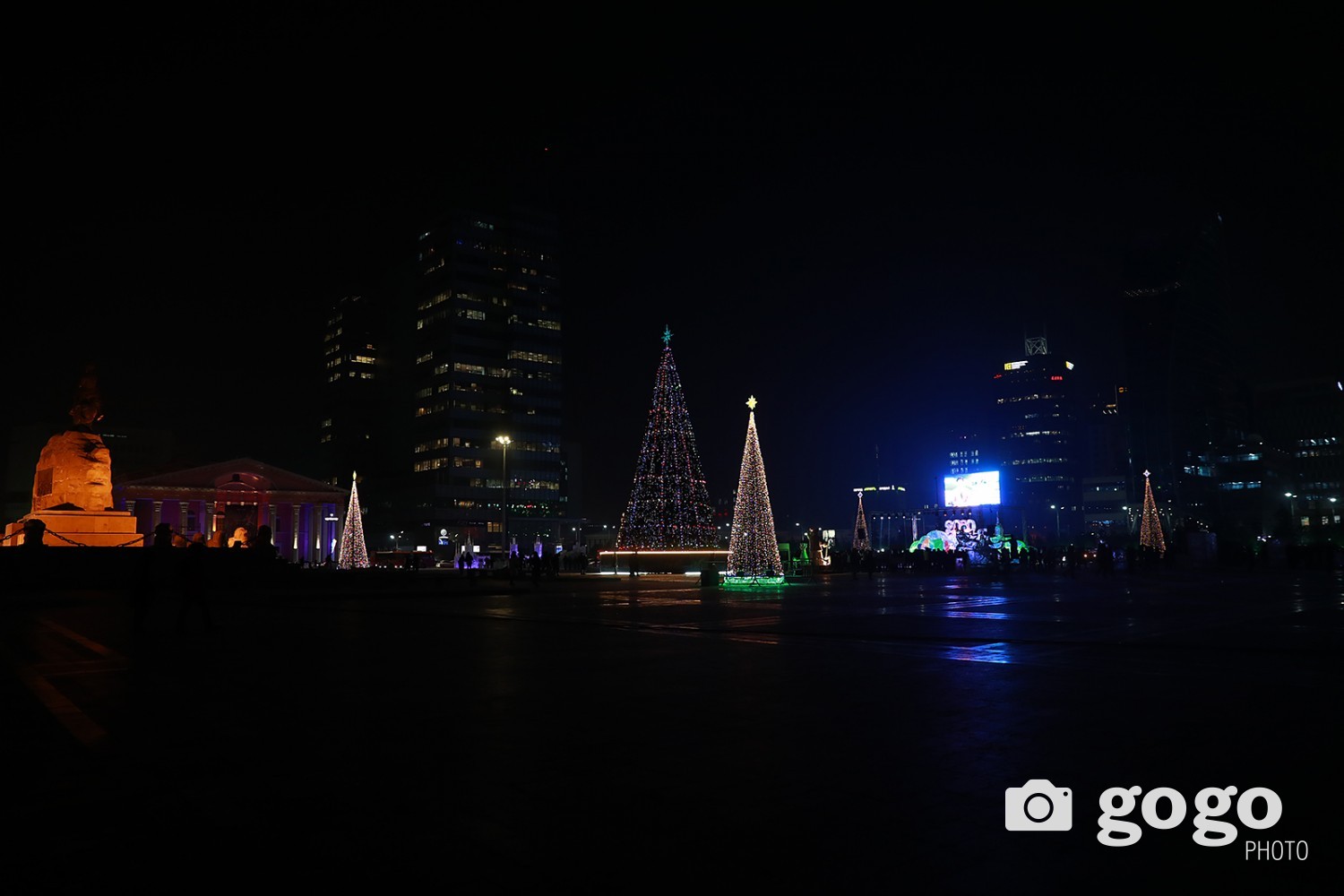 ФОТО: Үнэ төлбөргүй гулгах боломжтой катокыг Төв талбайд нээжээ