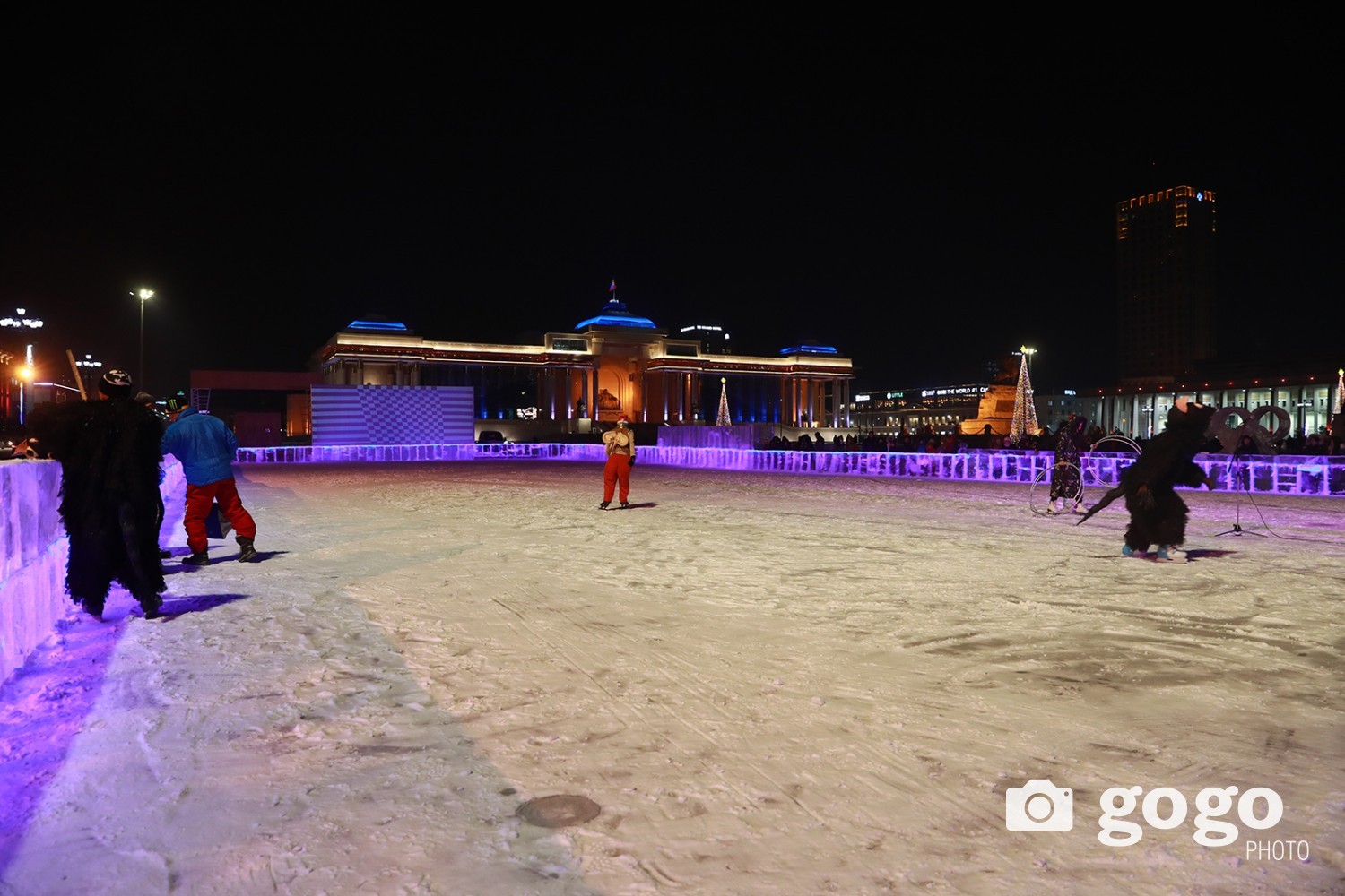 ФОТО: Үнэ төлбөргүй гулгах боломжтой катокыг Төв талбайд нээжээ