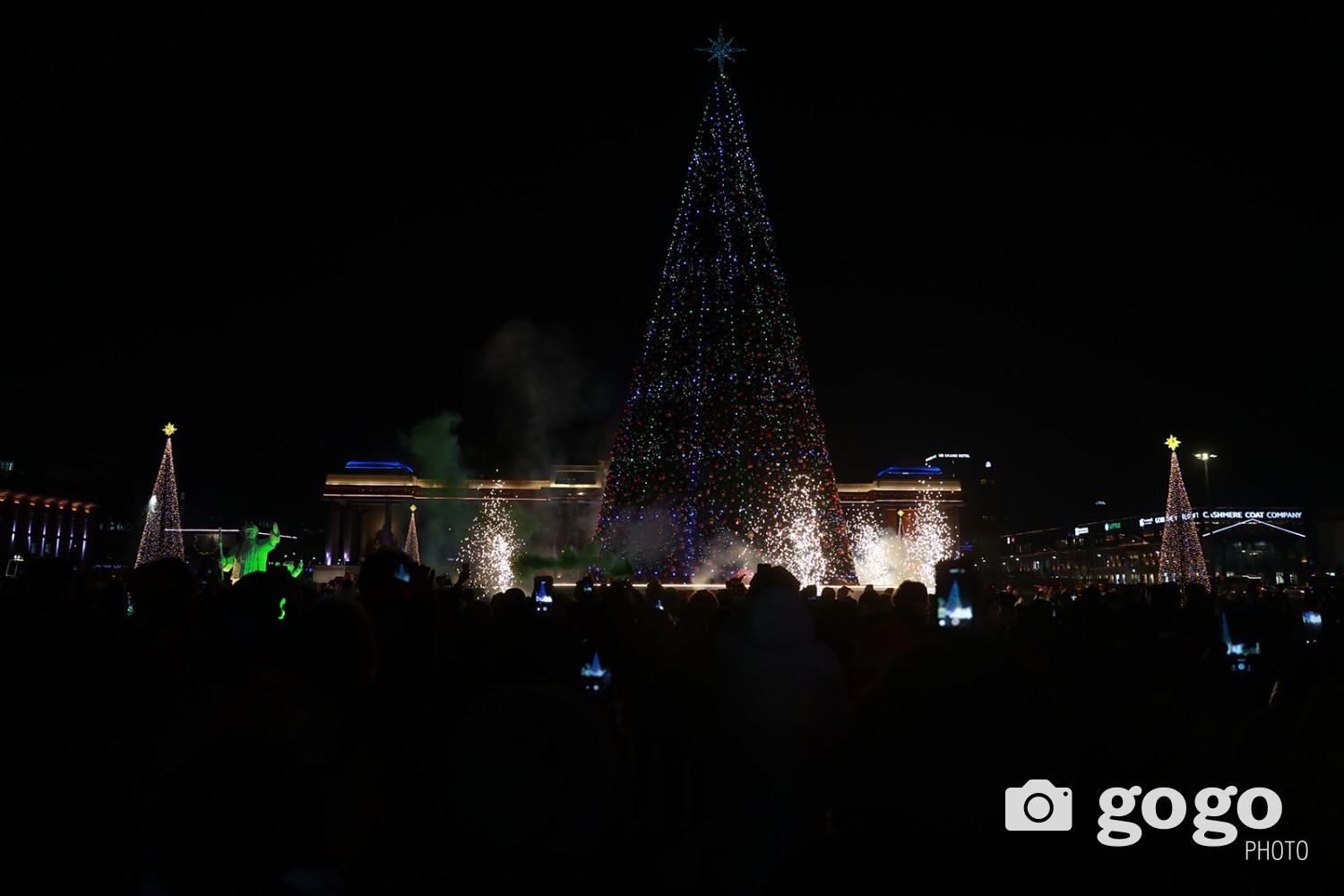 ФОТО: Үнэ төлбөргүй гулгах боломжтой катокыг Төв талбайд нээжээ