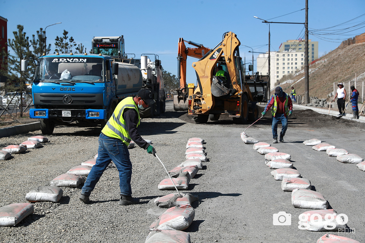 ФОТО: Засварын ажлыг хугацаанд нь дуусгахын тулд замчид 24 цагаар ...