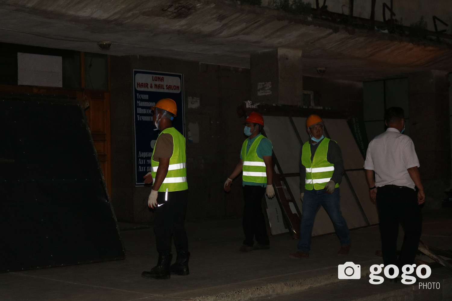 Урт цагаан үйлчилгээний төвийг нурааж байна