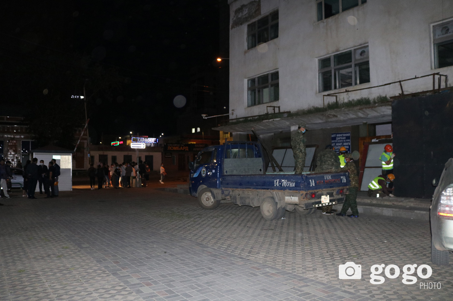 Урт цагаан үйлчилгээний төвийг нурааж байна