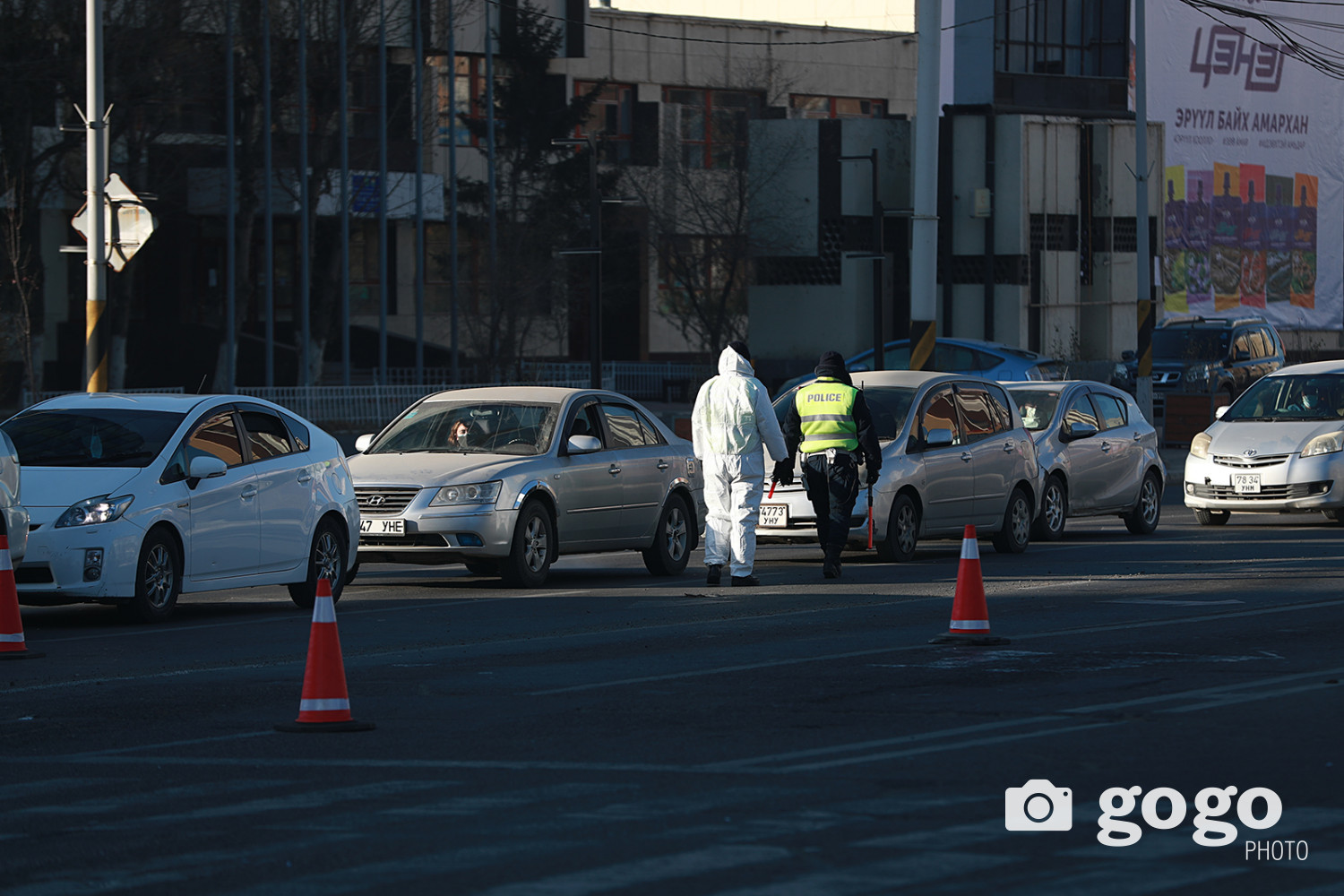 ФОТО: Хот доторх тээврийн хэрэгсэл, явган хүний хөдөлгөөнийг чангатгав