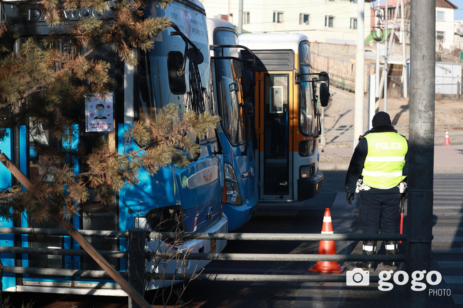 ФОТО: Хот доторх тээврийн хэрэгсэл, явган хүний хөдөлгөөнийг чангатгав