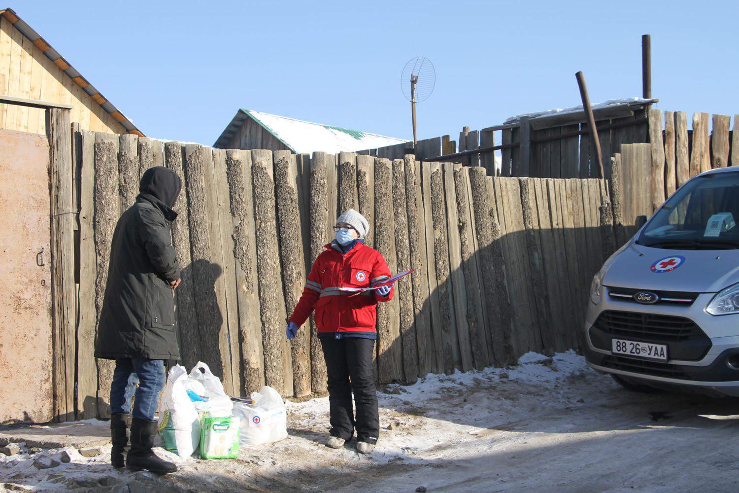 ФОТО Улаан загалмайчид зогсолтгүй ажилласаар л