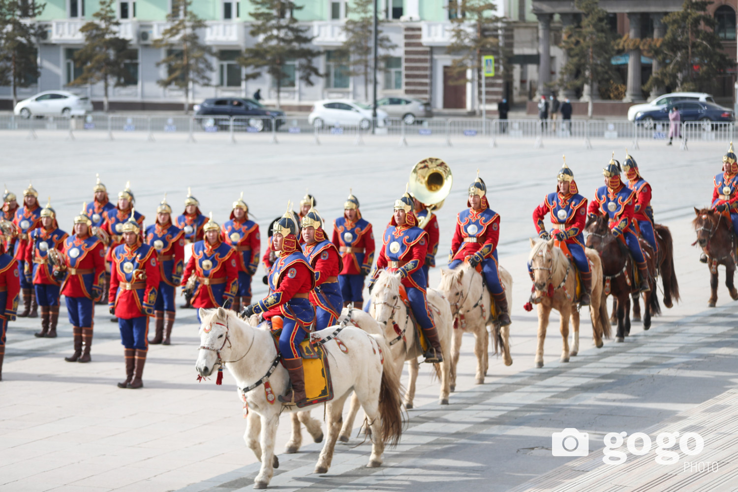 ФОТО: Төрийн өндөрлөгүүд Чингис хааны хөшөөнд хүндэтгэл үзүүллээ