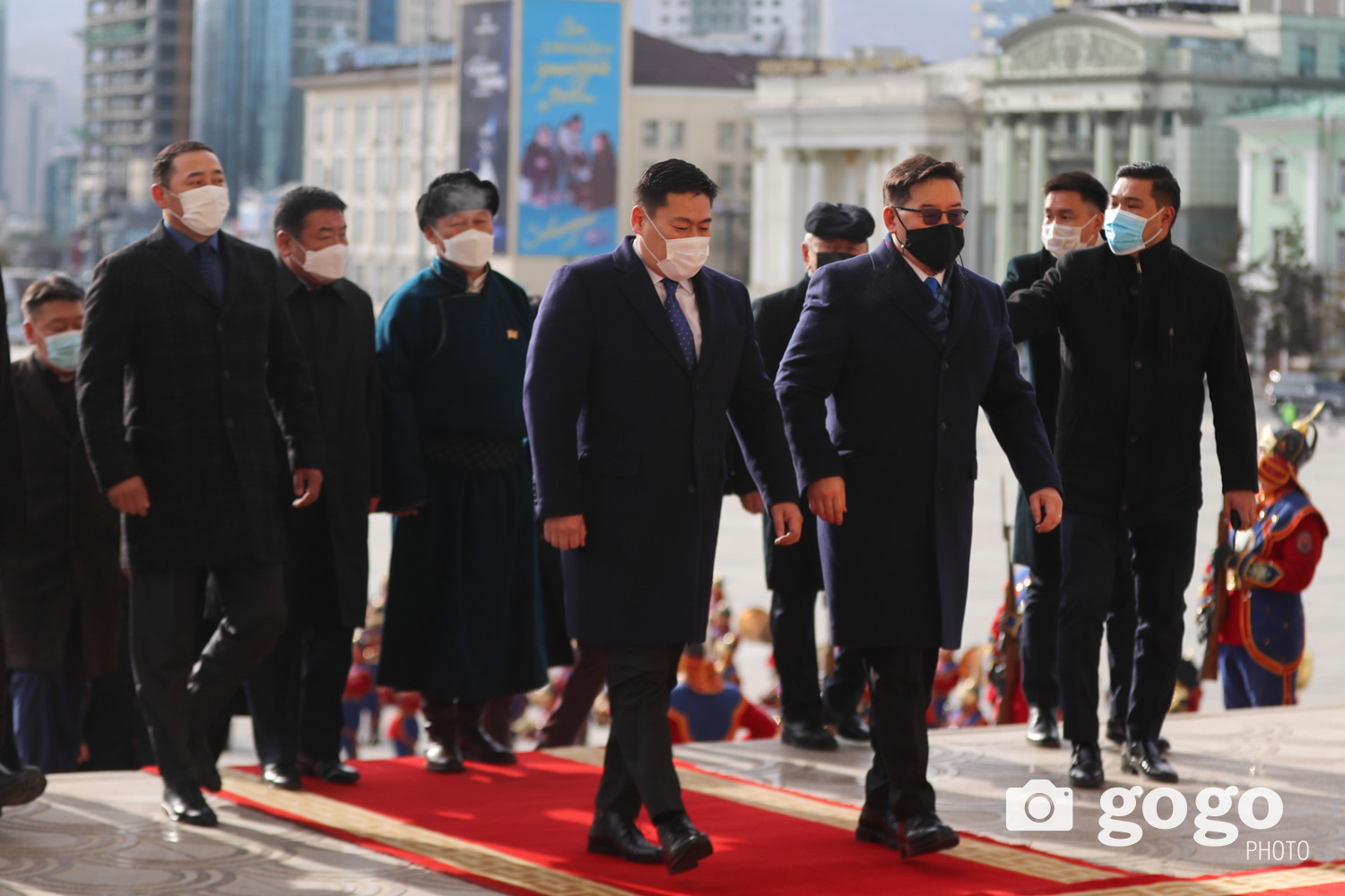 ФОТО: Төрийн өндөрлөгүүд Чингис хааны хөшөөнд хүндэтгэл үзүүллээ