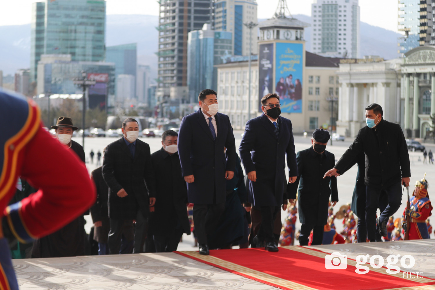 ФОТО: Төрийн өндөрлөгүүд Чингис хааны хөшөөнд хүндэтгэл үзүүллээ