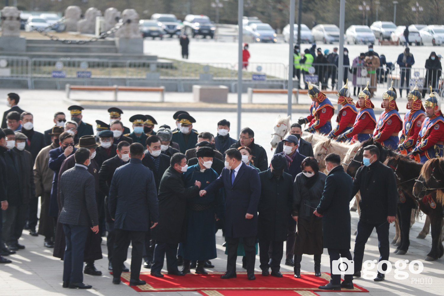 ФОТО: Төрийн өндөрлөгүүд Чингис хааны хөшөөнд хүндэтгэл үзүүллээ