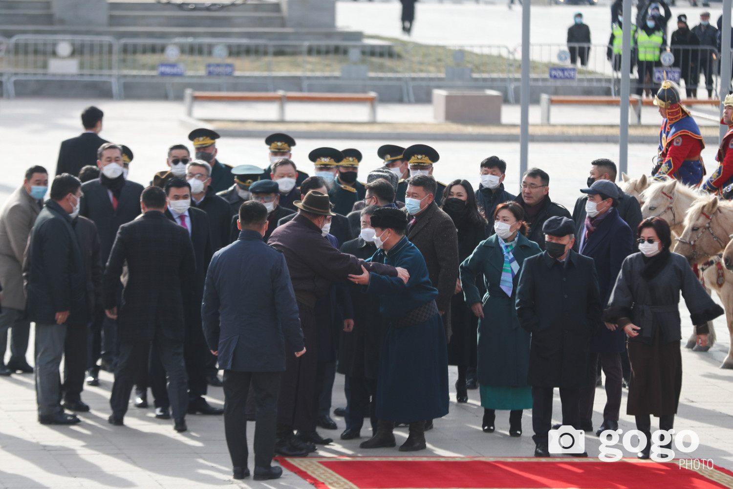 ФОТО: Төрийн өндөрлөгүүд Чингис хааны хөшөөнд хүндэтгэл үзүүллээ