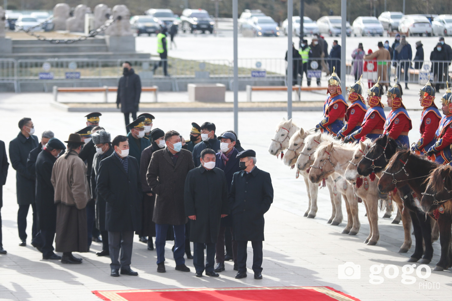 ФОТО: Төрийн өндөрлөгүүд Чингис хааны хөшөөнд хүндэтгэл үзүүллээ