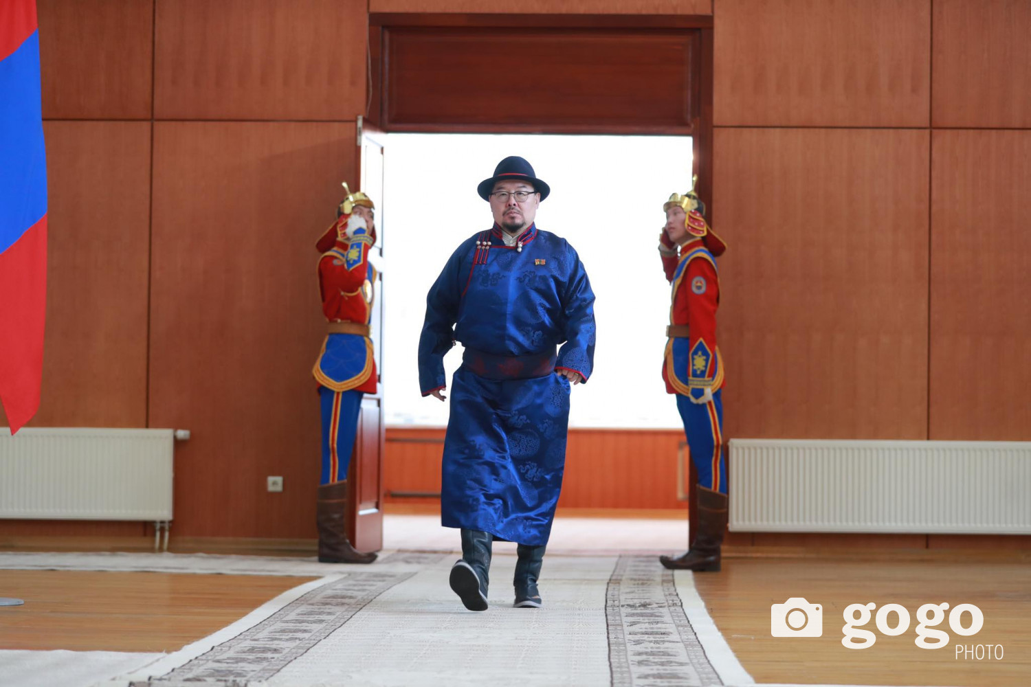 Төрийн гурван өндөрлөг цэнхэр өнгийн дээлээр ижилсэв