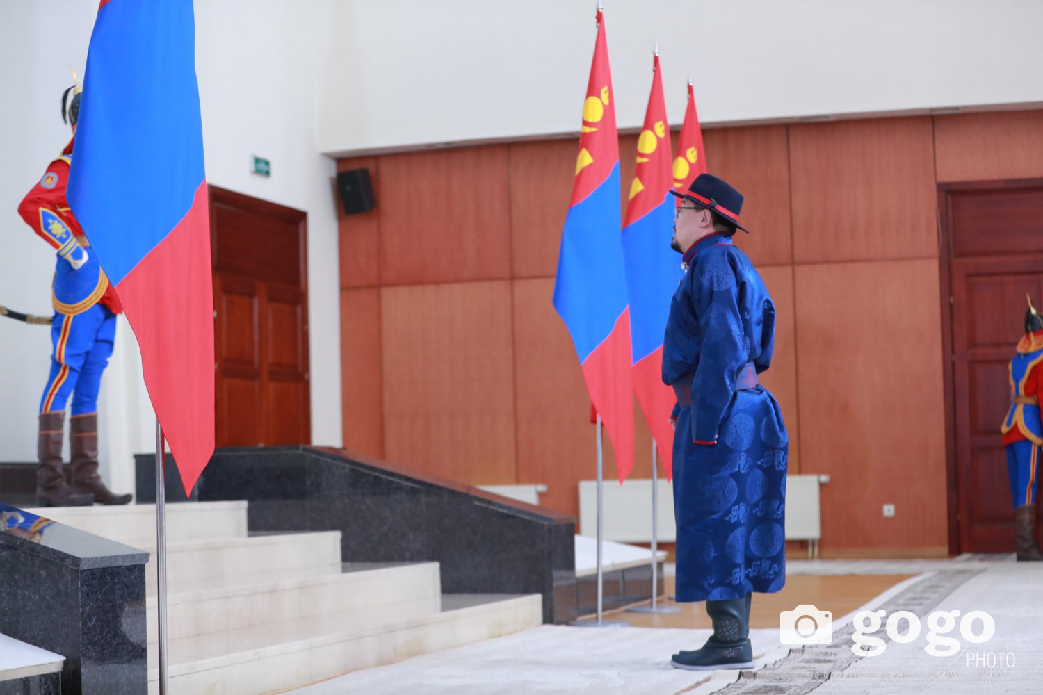 Төрийн гурван өндөрлөг цэнхэр өнгийн дээлээр ижилсэв
