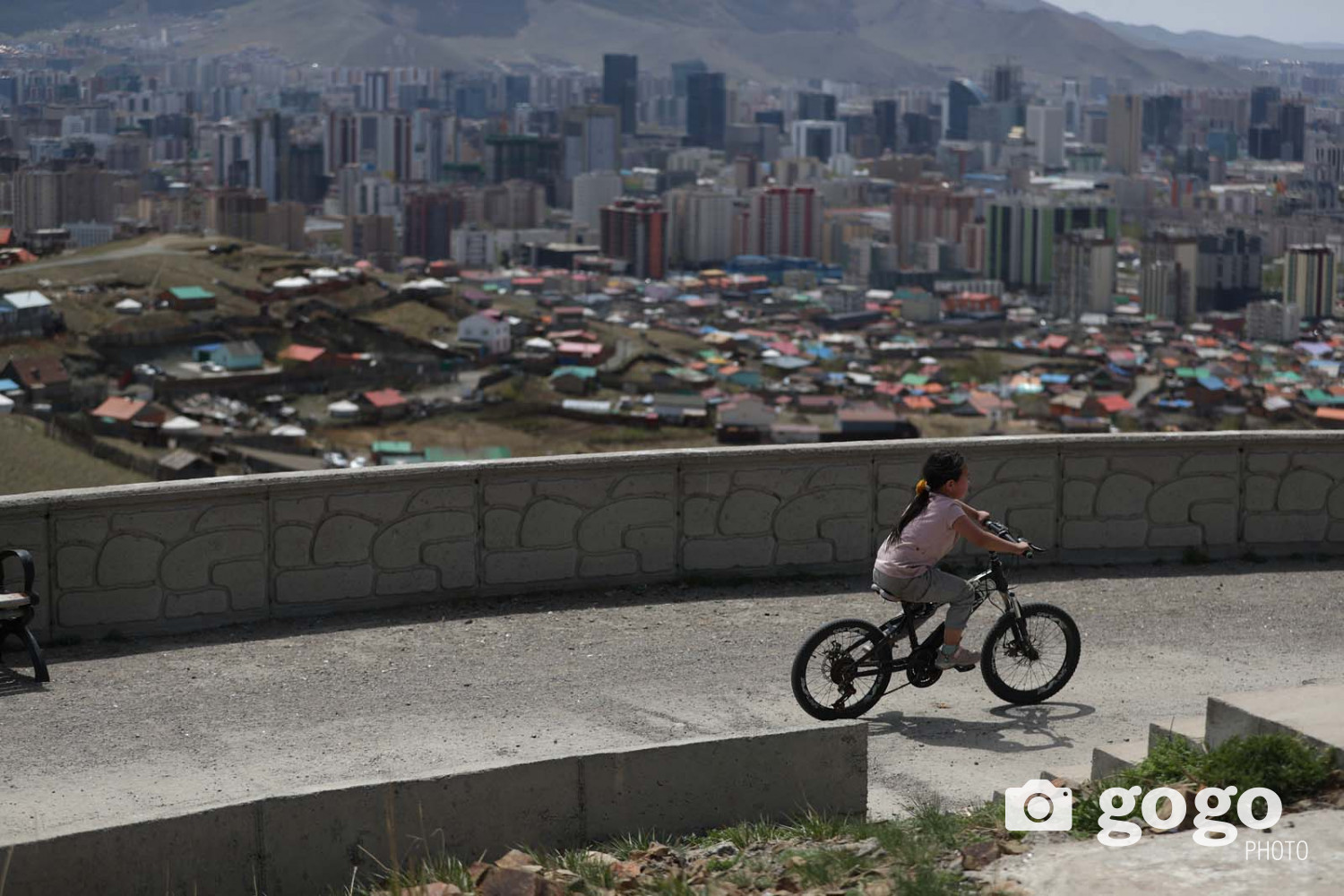 СУРВАЛЖИЛГА: Хотын төвийн тоглоомын талбай стандарт хангадаггүй, захад ...