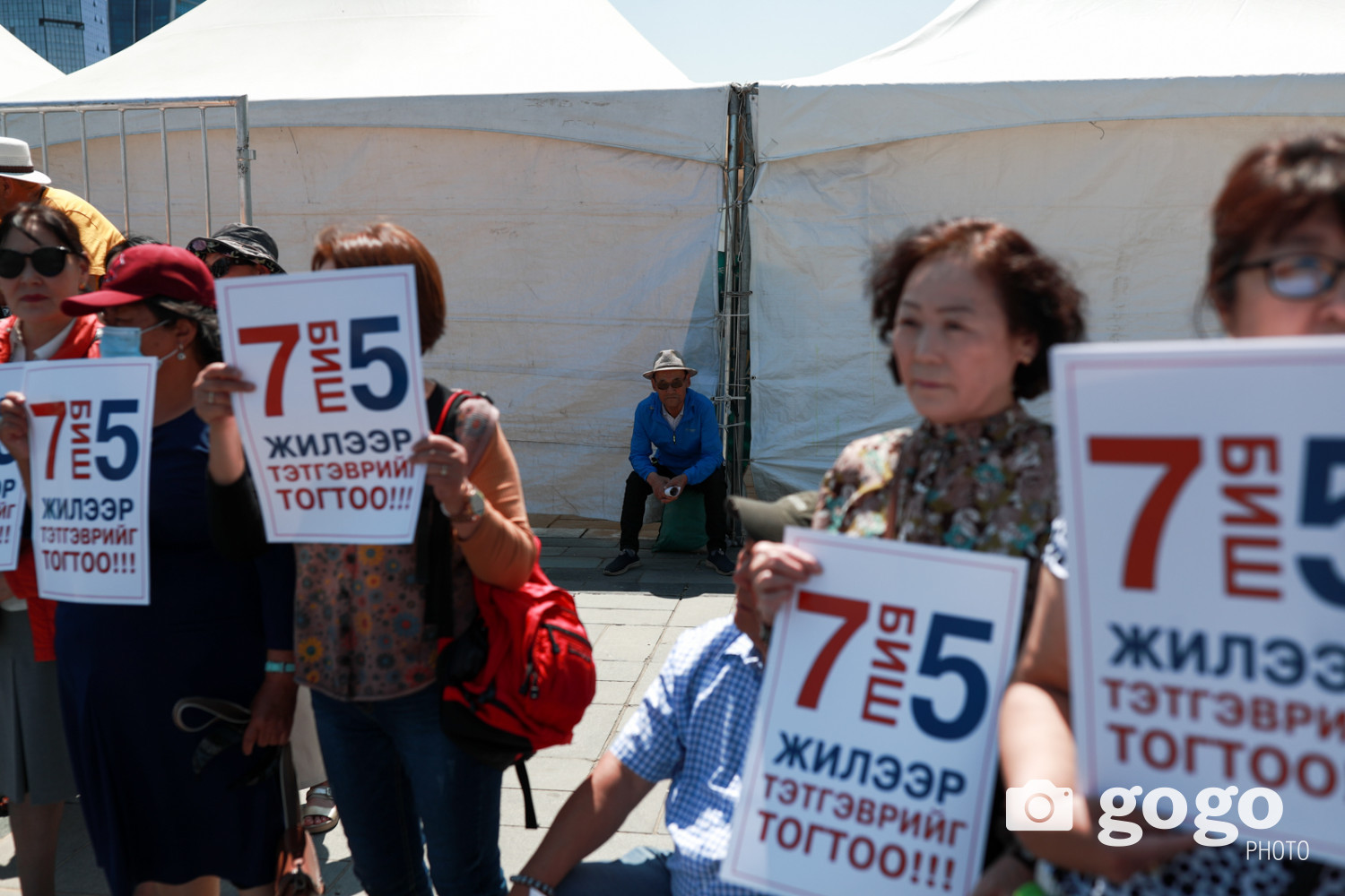 "34 жил татвар төлсөн би 21 жил ажилласан хүнтэй адил тэтгэвэр авч ...
