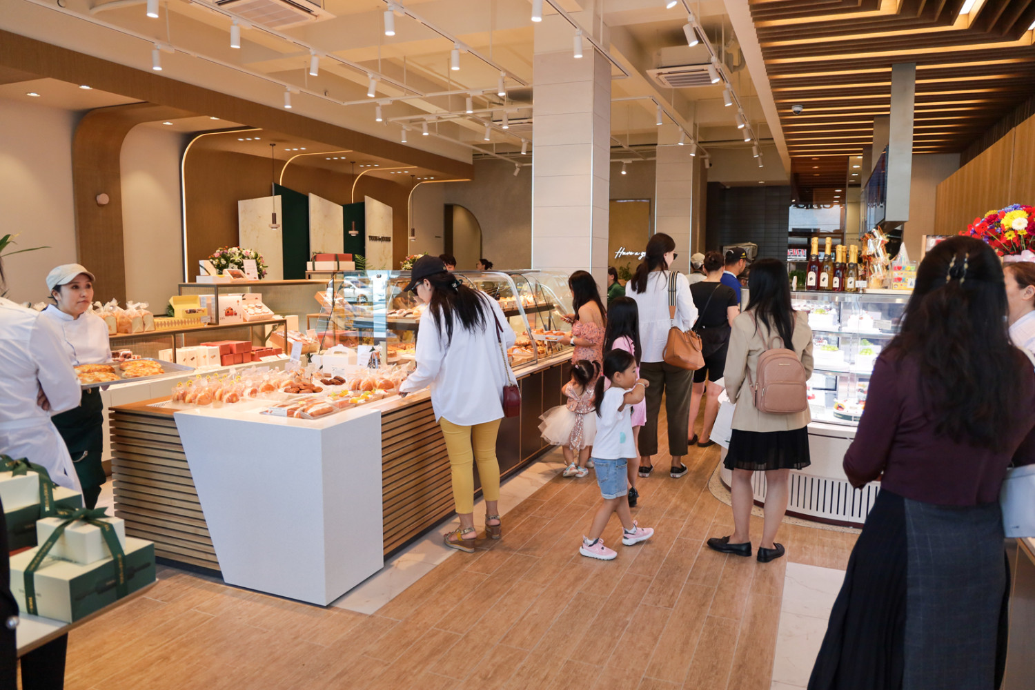 TOUS les JOURS шинэ амт, шинэ дүр төрх бүхий шинэ салбараа нээлээ