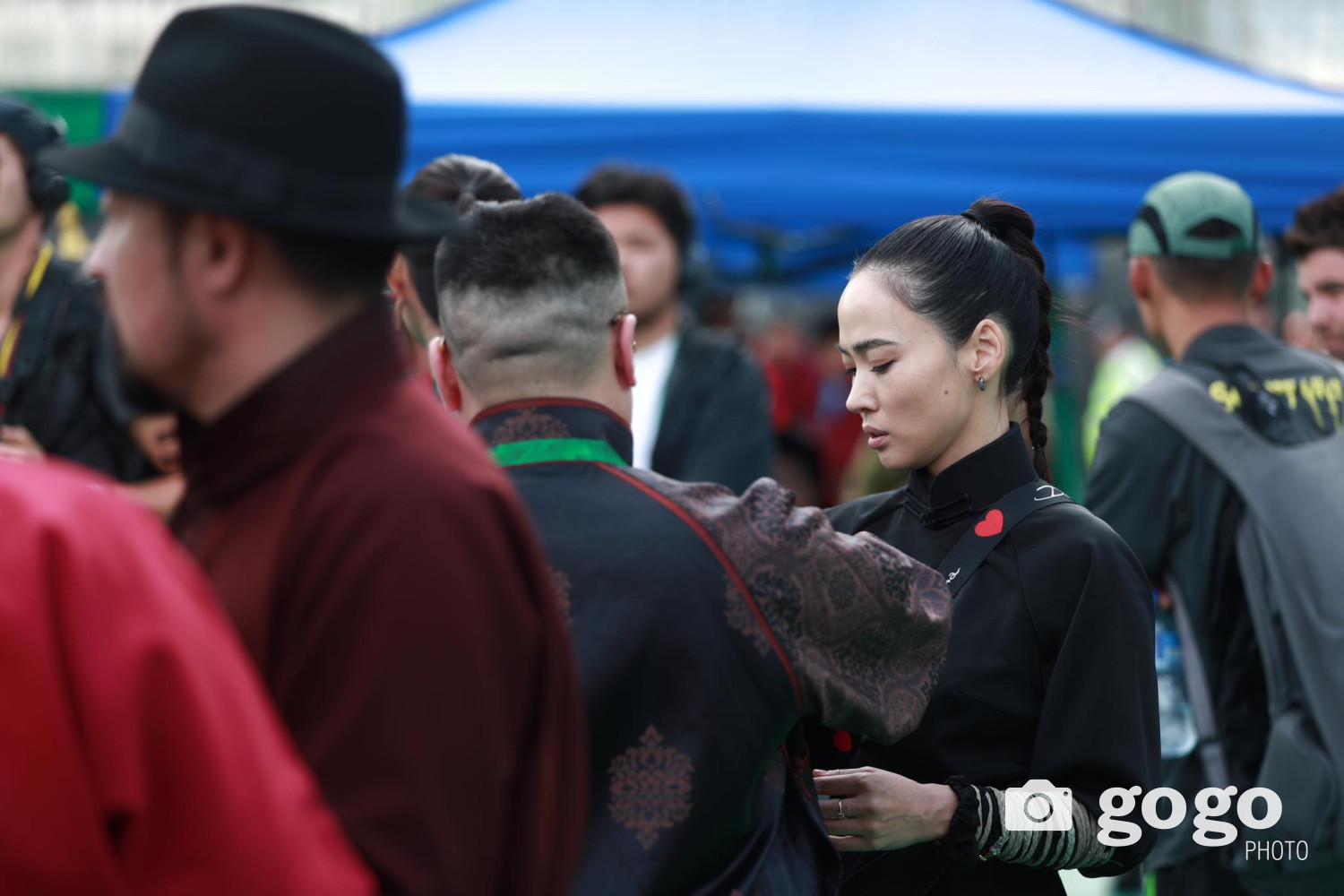 “Тамгагүй төр” жүжгийн уран бүтээлчид сурын талбайд зочилж, сум тавилаа