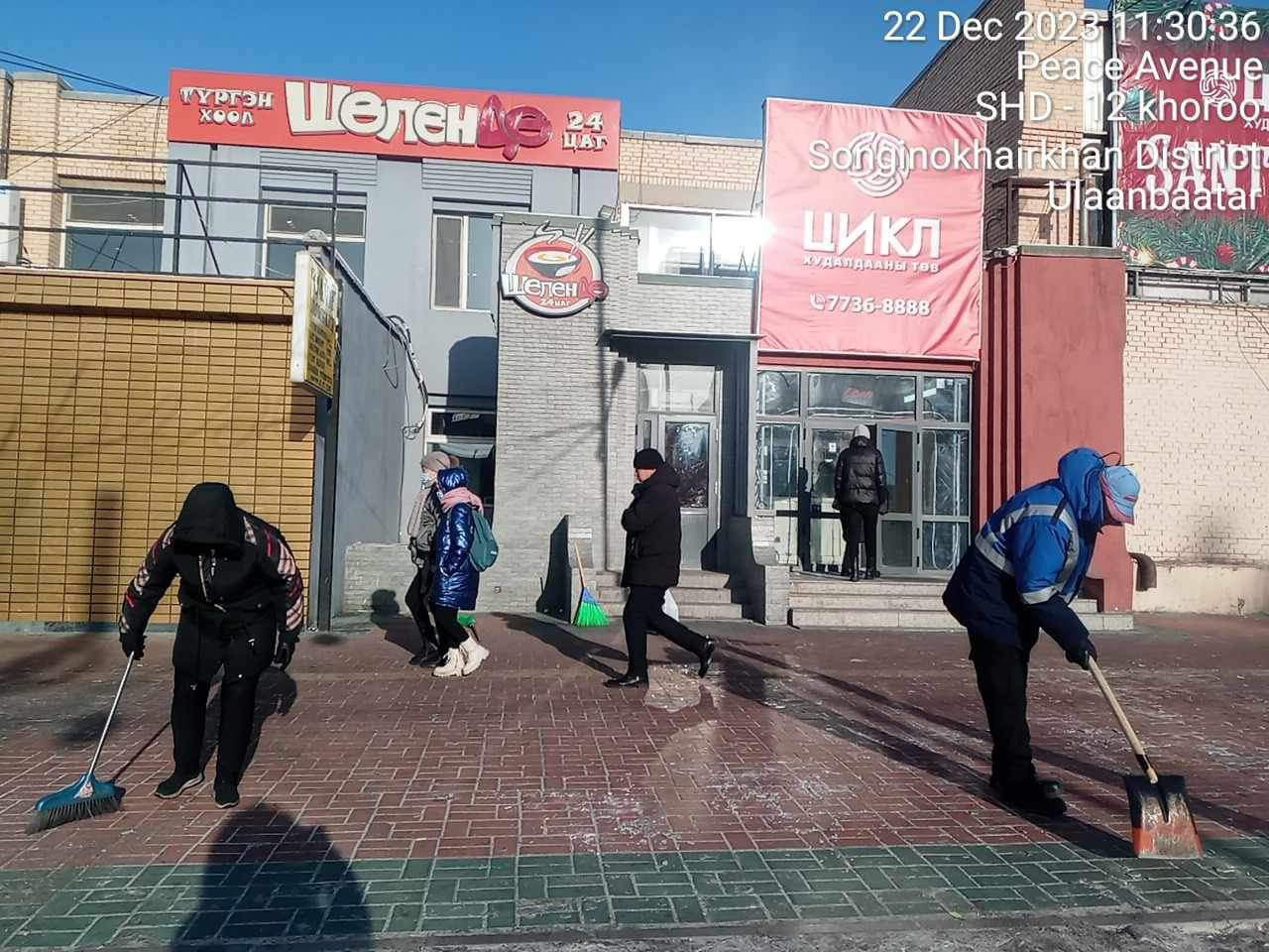 Албан байгууллагууд ойролцоох газрынхаа цасыг цэвэрлэж байна