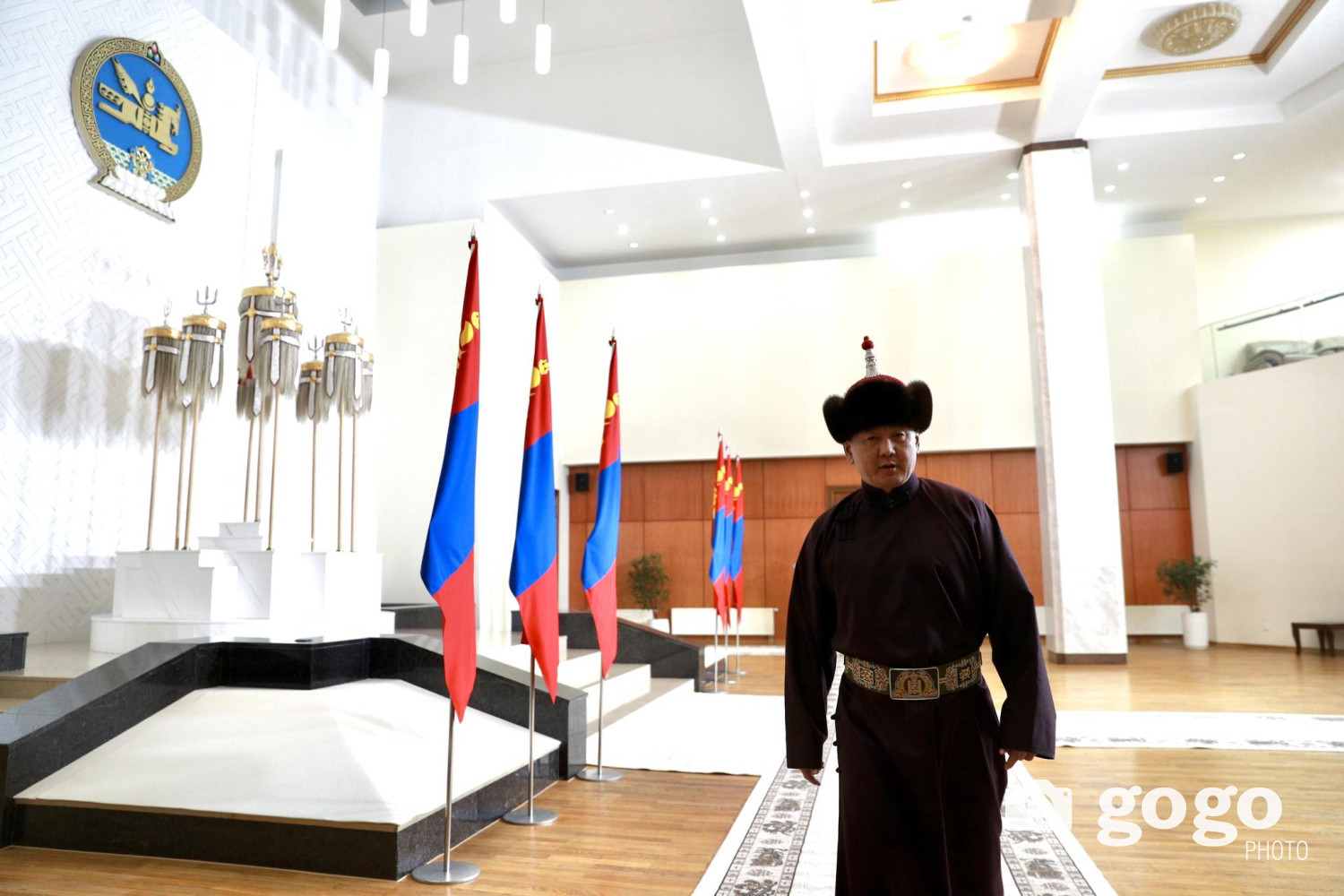 ФОТО Ерөнхийлөгч УИХ ын дарга Ерөнхий сайд нар ахмад настнуудыг хүндэтгэн золголоо