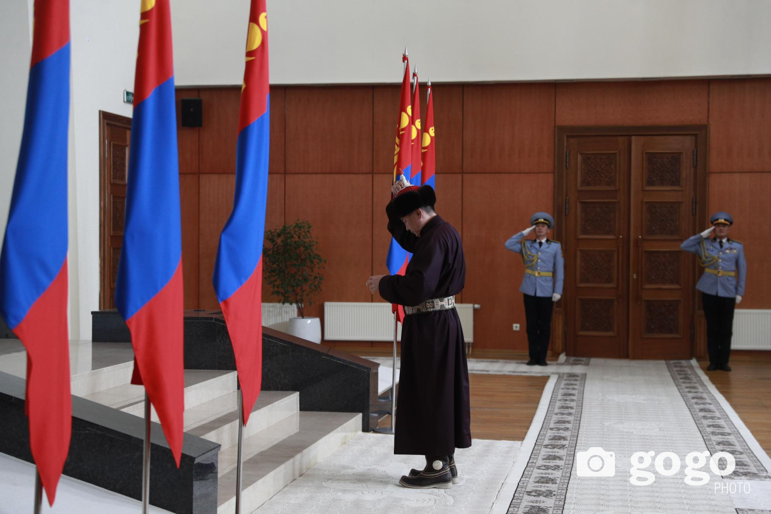 ФОТО Ерөнхийлөгч УИХ ын дарга Ерөнхий сайд нар ахмад настнуудыг хүндэтгэн золголоо