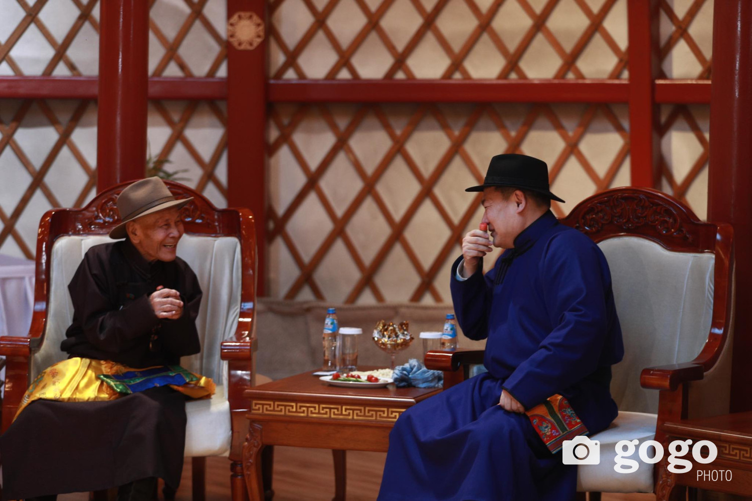 ФОТО Ерөнхийлөгч УИХ ын дарга Ерөнхий сайд нар ахмад настнуудыг хүндэтгэн золголоо