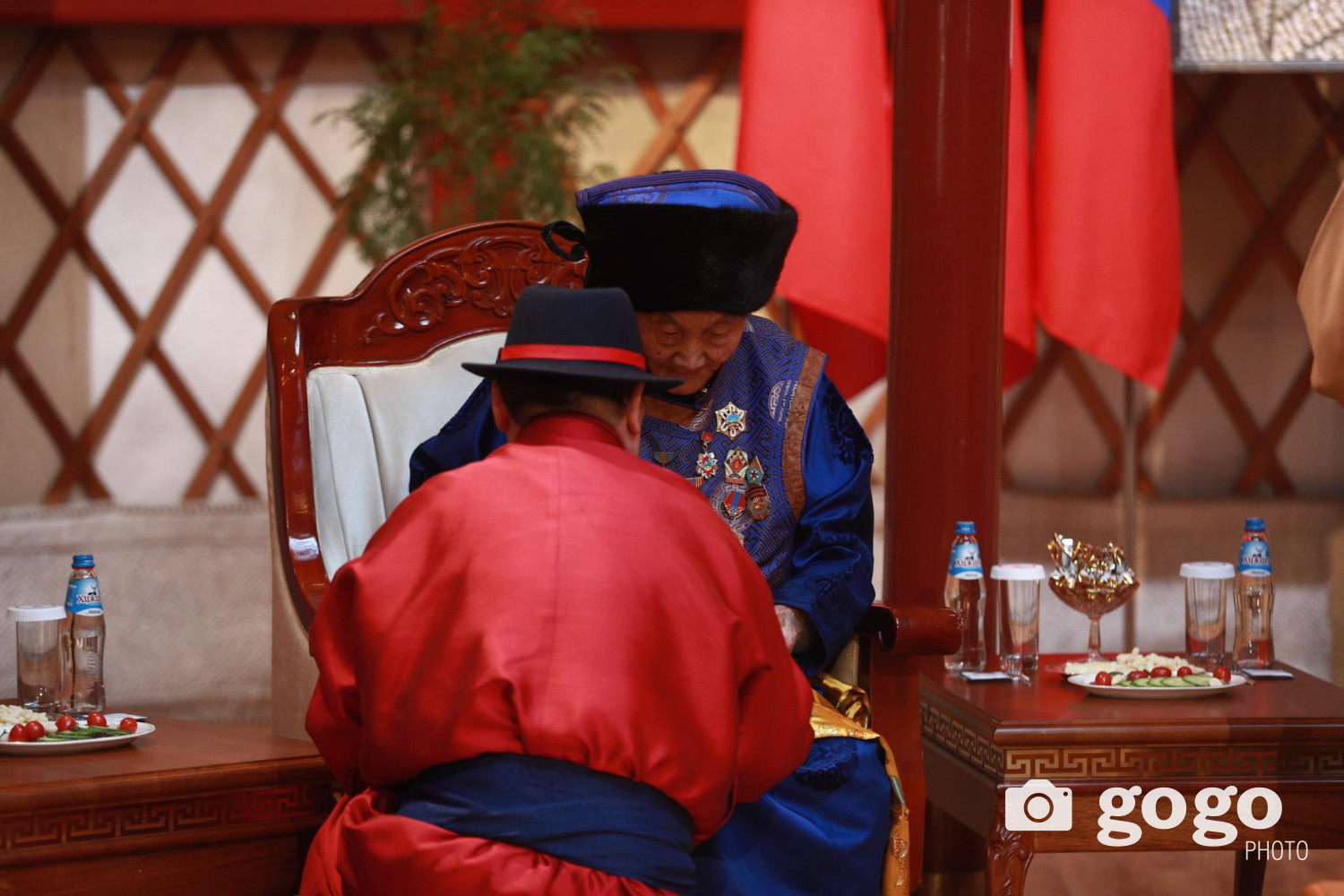 ФОТО Ерөнхийлөгч УИХ ын дарга Ерөнхий сайд нар ахмад настнуудыг хүндэтгэн золголоо