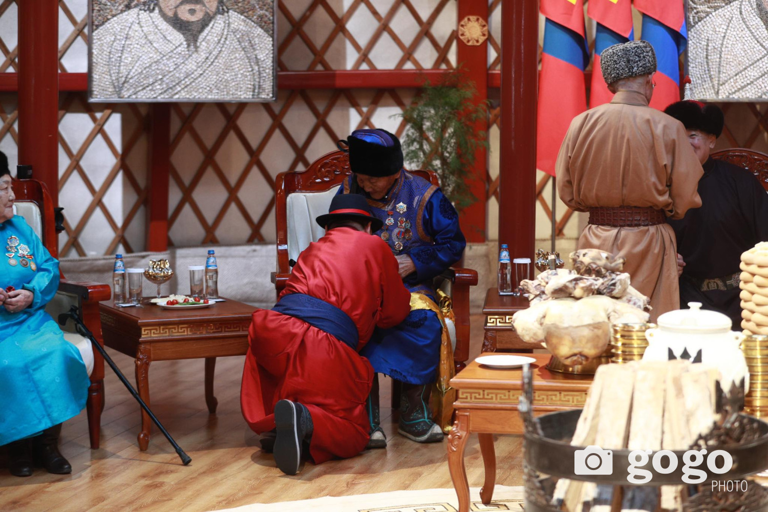 ФОТО Ерөнхийлөгч УИХ ын дарга Ерөнхий сайд нар ахмад настнуудыг хүндэтгэн золголоо