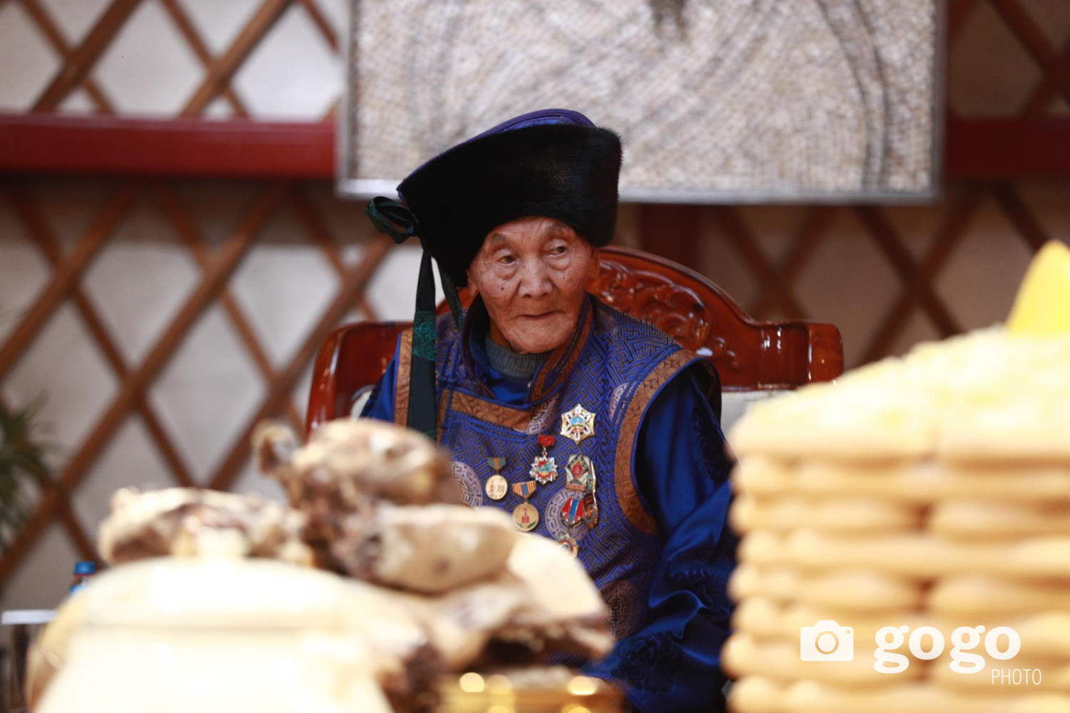 ФОТО Ерөнхийлөгч УИХ ын дарга Ерөнхий сайд нар ахмад настнуудыг хүндэтгэн золголоо