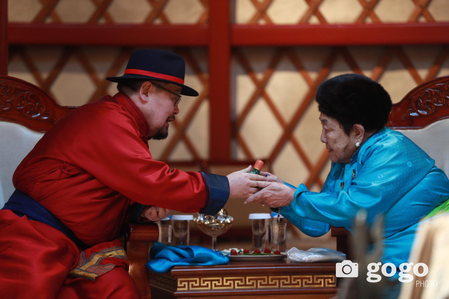 ФОТО Ерөнхийлөгч УИХ ын дарга Ерөнхий сайд нар ахмад настнуудыг хүндэтгэн золголоо