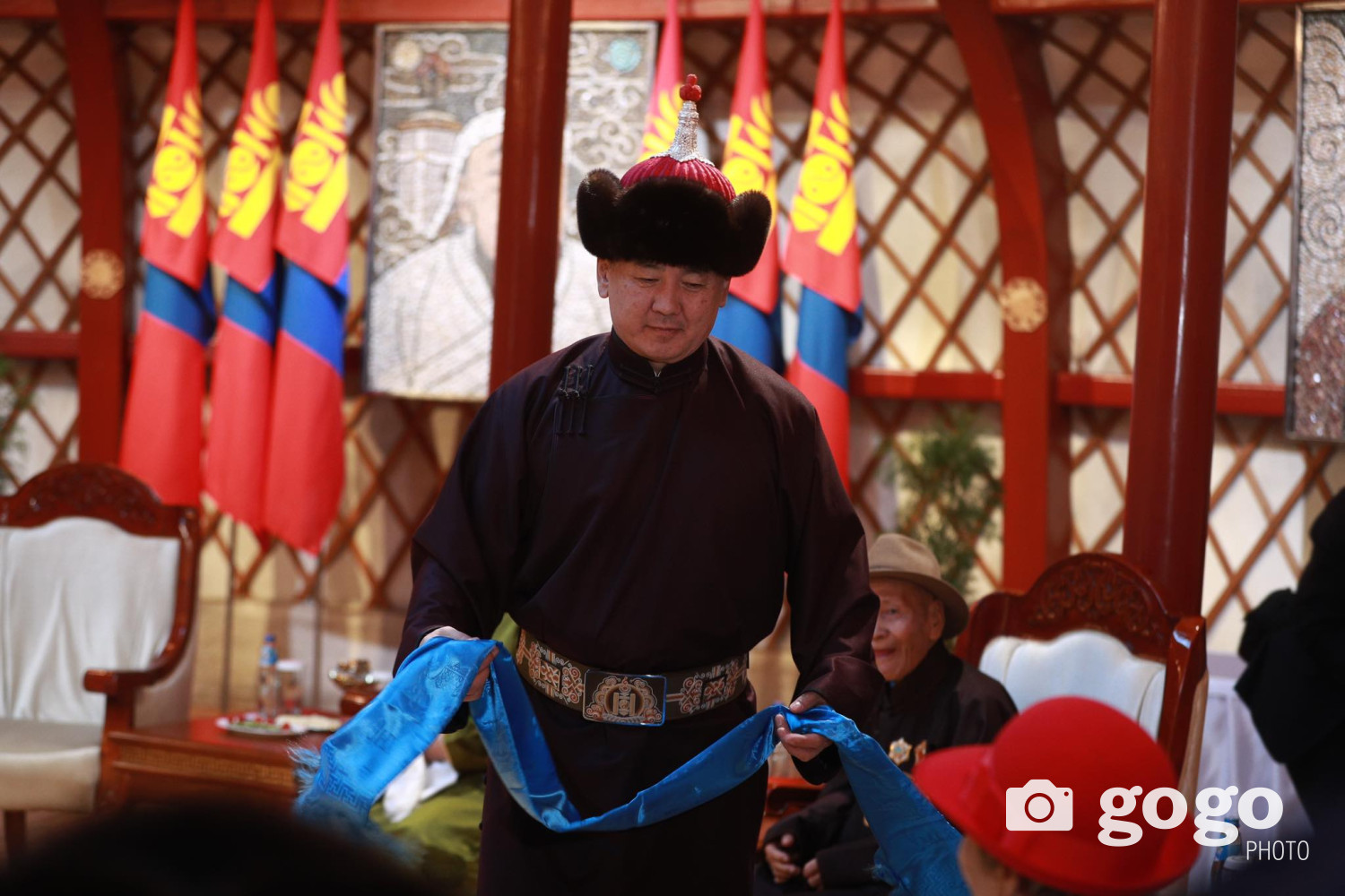 ФОТО Ерөнхийлөгч УИХ ын дарга Ерөнхий сайд нар ахмад настнуудыг хүндэтгэн золголоо