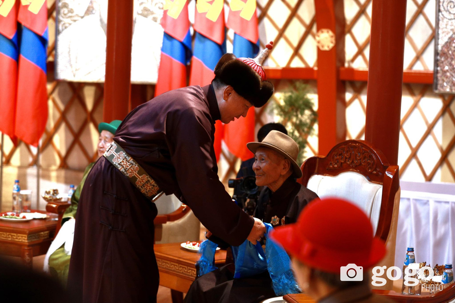 ФОТО Ерөнхийлөгч УИХ ын дарга Ерөнхий сайд нар ахмад настнуудыг хүндэтгэн золголоо