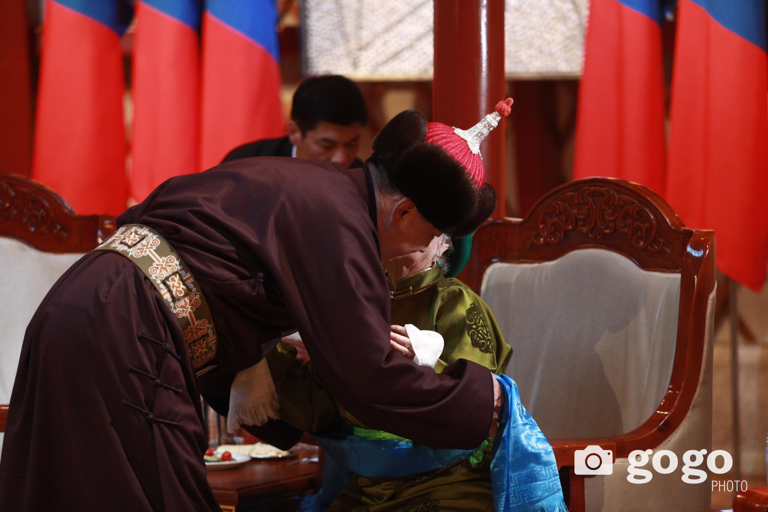 ФОТО Ерөнхийлөгч УИХ ын дарга Ерөнхий сайд нар ахмад настнуудыг