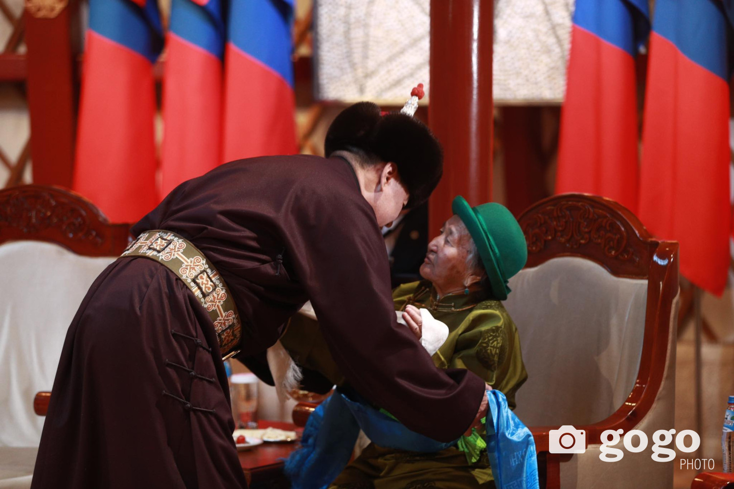 ФОТО Ерөнхийлөгч УИХ ын дарга Ерөнхий сайд нар ахмад настнуудыг хүндэтгэн золголоо