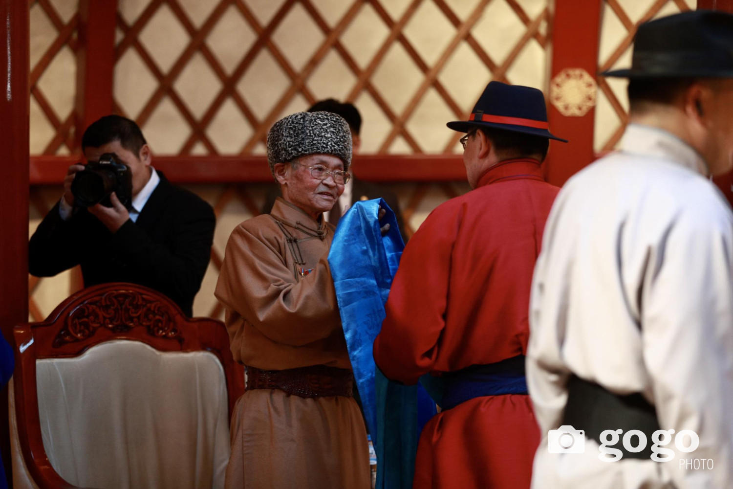 ФОТО Ерөнхийлөгч УИХ ын дарга Ерөнхий сайд нар ахмад настнуудыг хүндэтгэн золголоо