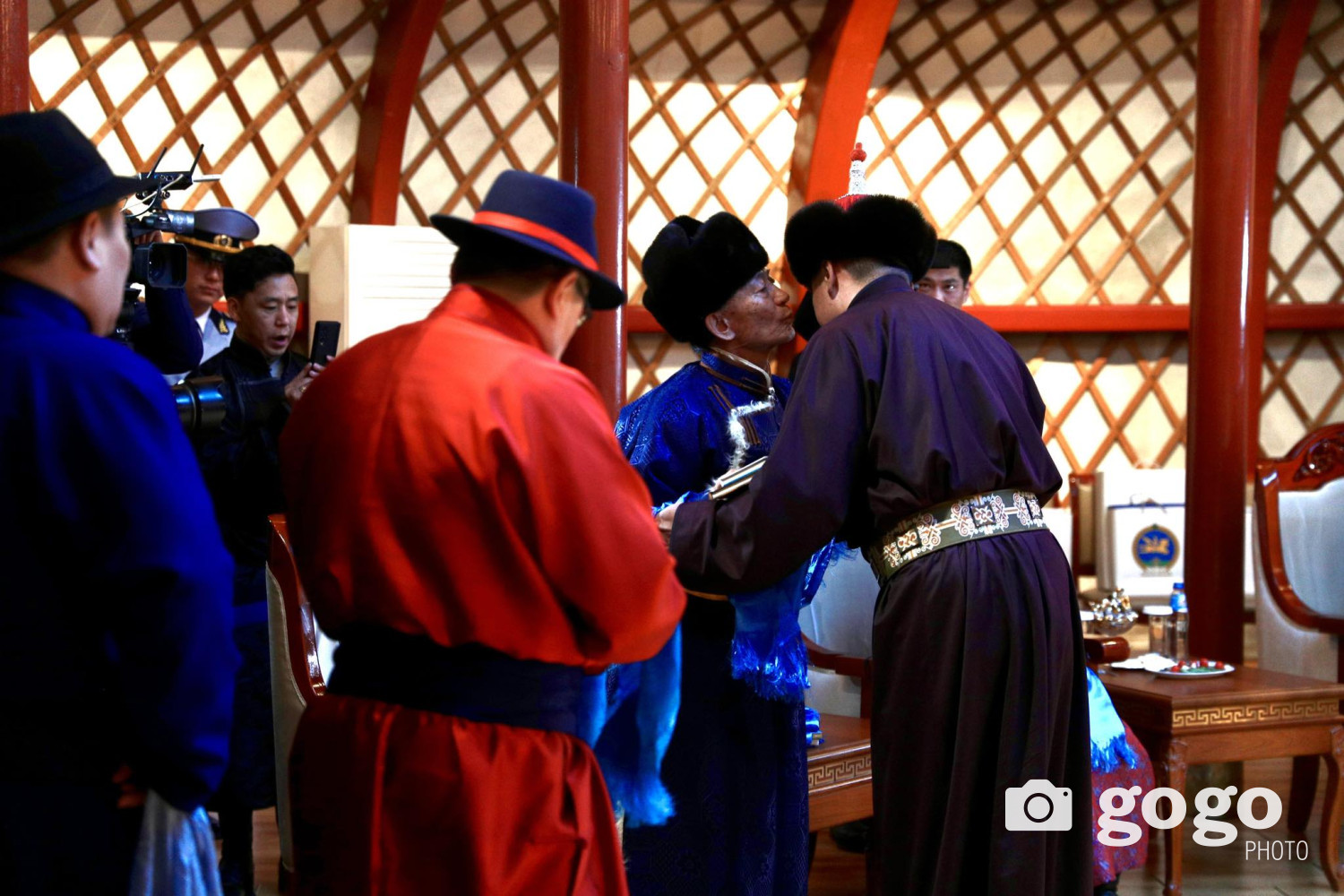 ФОТО Ерөнхийлөгч УИХ ын дарга Ерөнхий сайд нар ахмад настнуудыг хүндэтгэн золголоо