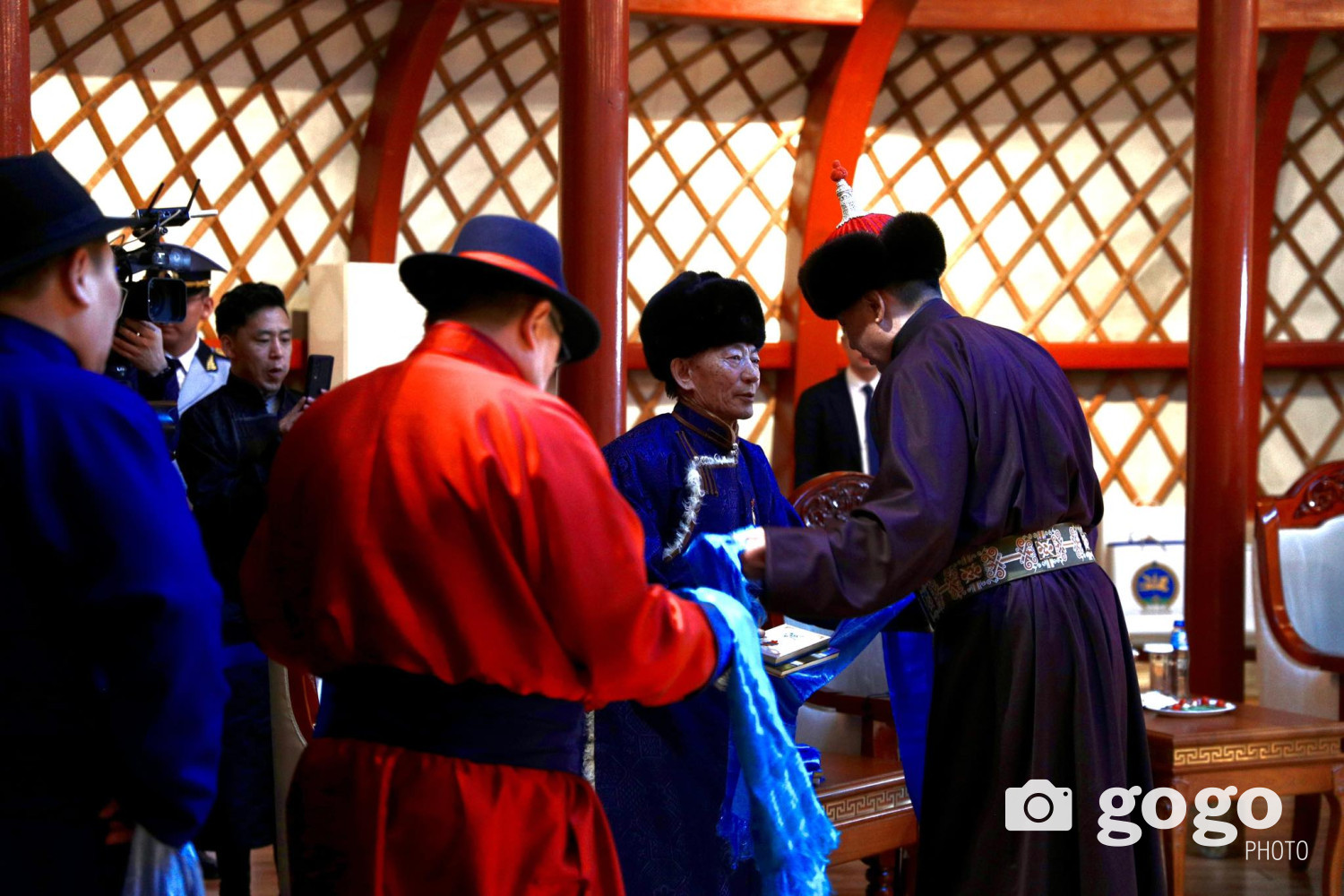 ФОТО Ерөнхийлөгч УИХ ын дарга Ерөнхий сайд нар ахмад настнуудыг хүндэтгэн золголоо