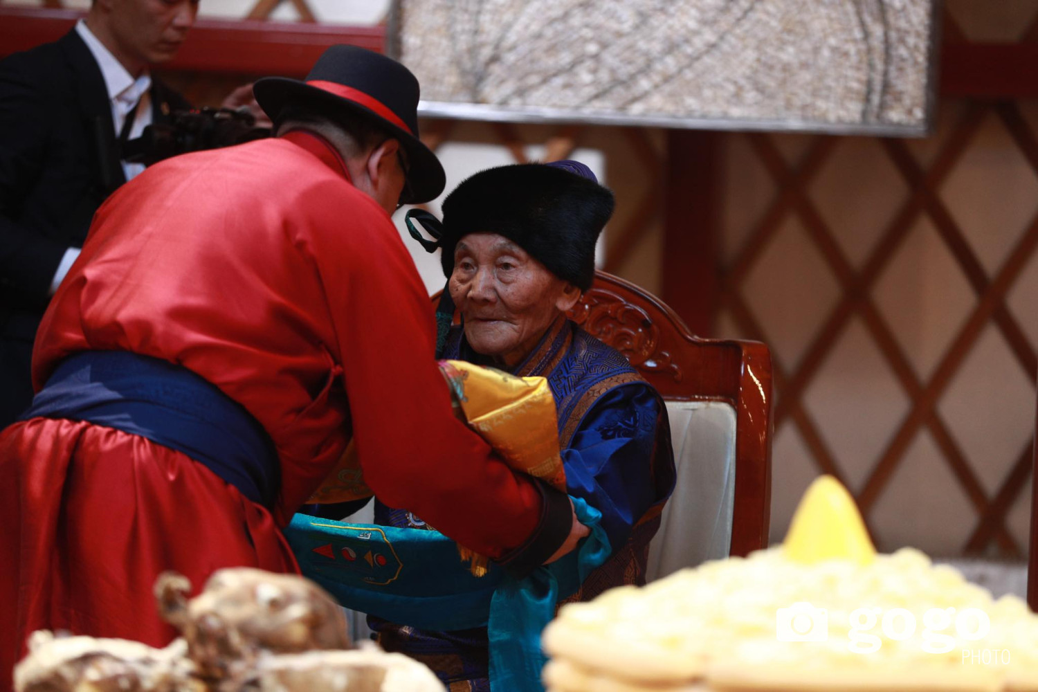 ФОТО Ерөнхийлөгч УИХ ын дарга Ерөнхий сайд нар ахмад настнуудыг хүндэтгэн золголоо