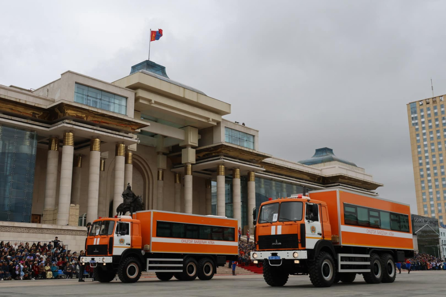 ФОТО Онцгой байдлын албаны ойд зориулсан цэргийн ёслол хүндэтгэлийн жагсаал боллоо