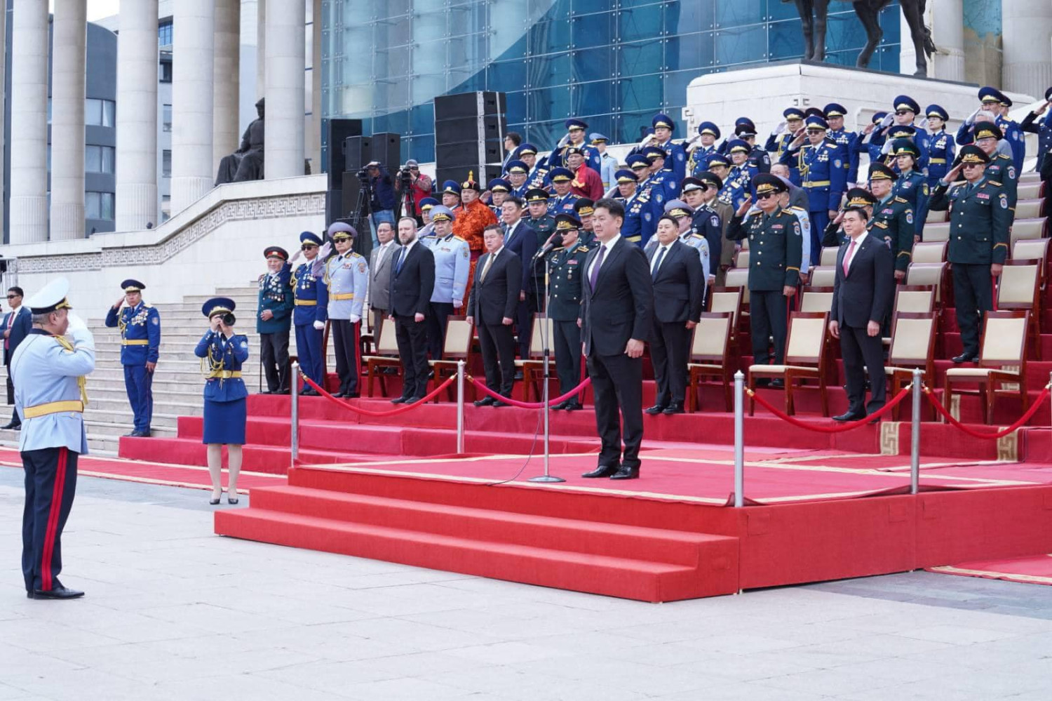 ФОТО Онцгой байдлын албаны ойд зориулсан цэргийн ёслол хүндэтгэлийн жагсаал боллоо