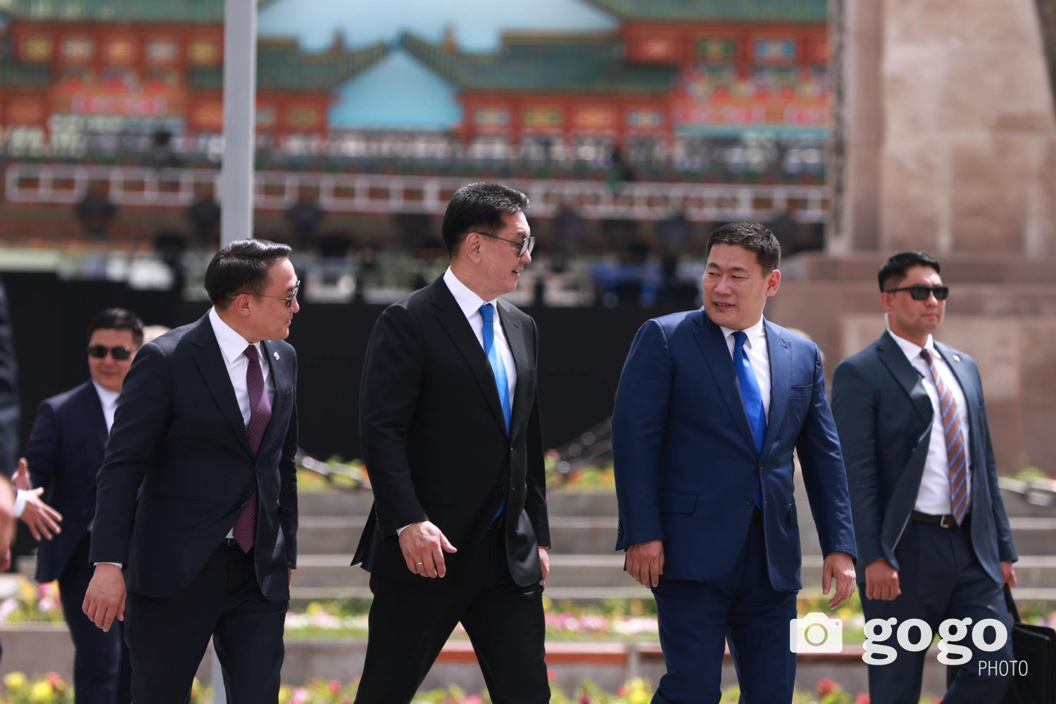 Жанжин Д Сүхбаатарын хөшөөнд цэцэг өргөж Их эзэн Чингис хааны хөшөөнд хүндэтгэл үзүүллээ