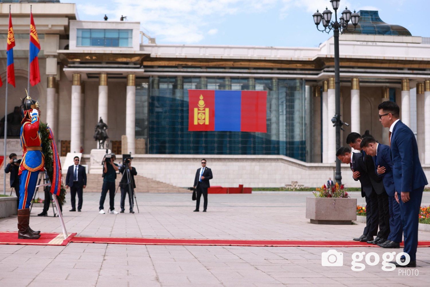 Жанжин Д Сүхбаатарын хөшөөнд цэцэг өргөж Их эзэн Чингис хааны хөшөөнд хүндэтгэл үзүүллээ