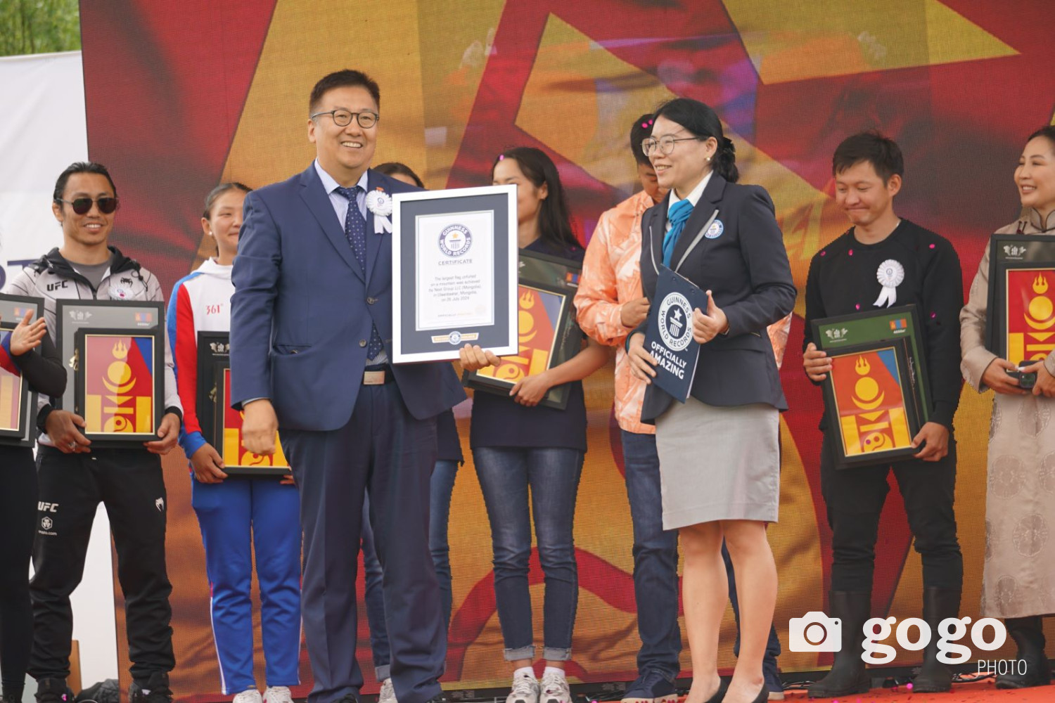 Богдхан ууланд 4160 м.кв төрийн далбааг мандуулж, Гиннесийн амжилт ...