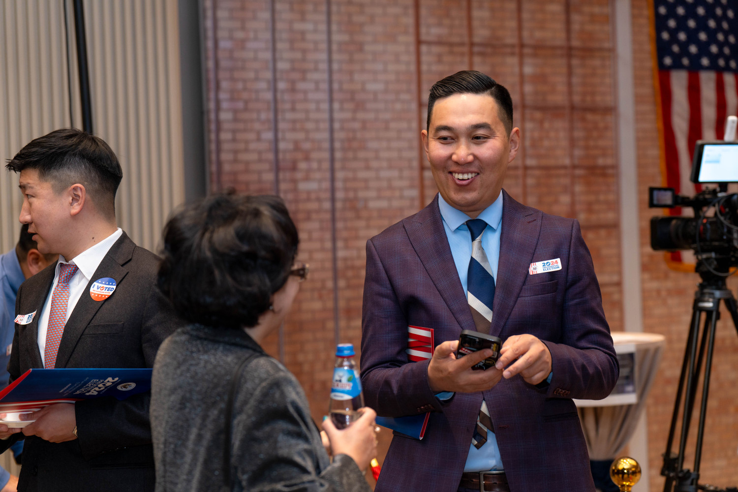 Монголчууд АНУ-ын ерөнхийлөгчийн сонгуульд "саналаа өглөө"