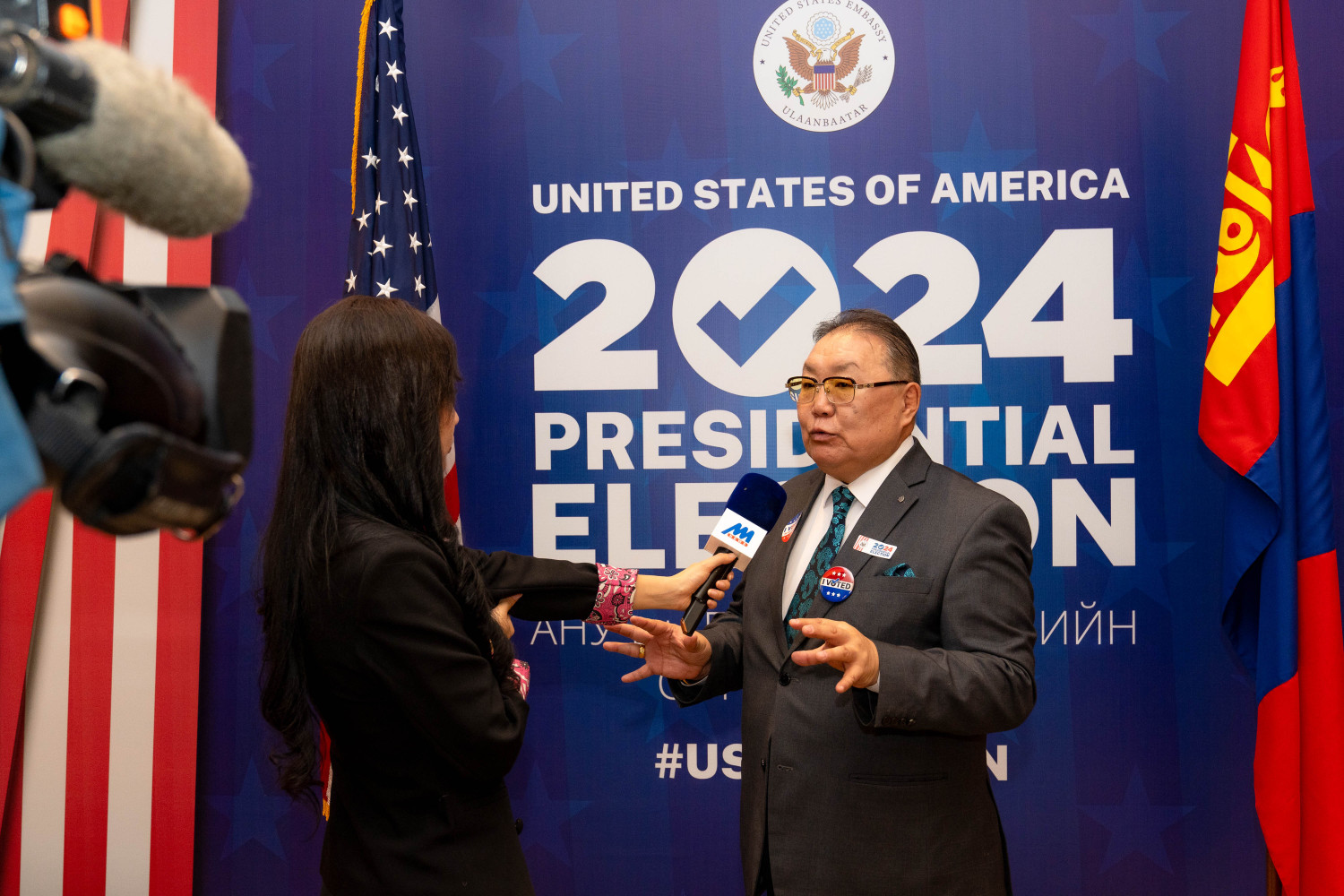 Монголчууд АНУ-ын ерөнхийлөгчийн сонгуульд "саналаа өглөө"
