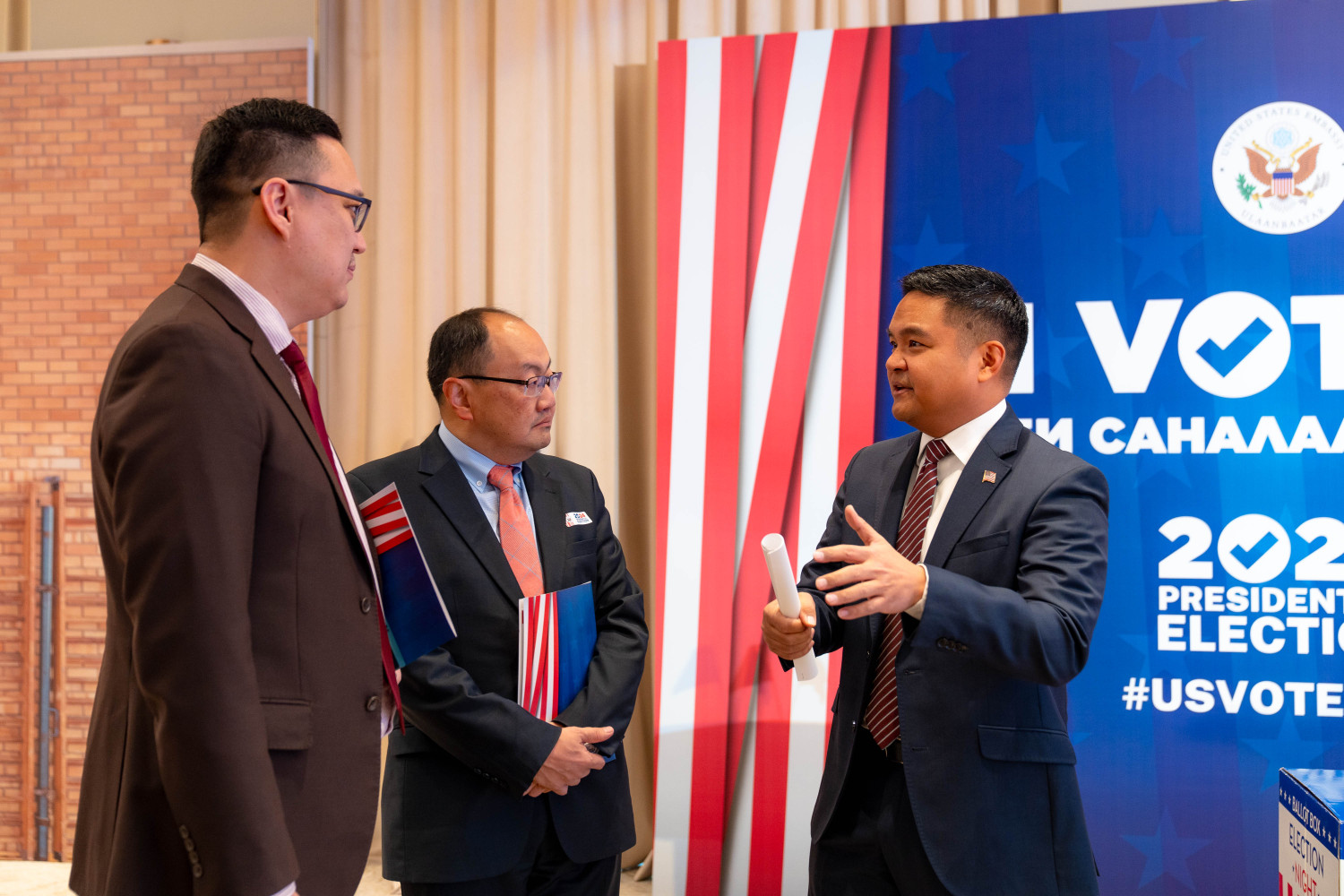 Монголчууд АНУ-ын ерөнхийлөгчийн сонгуульд "саналаа өглөө"