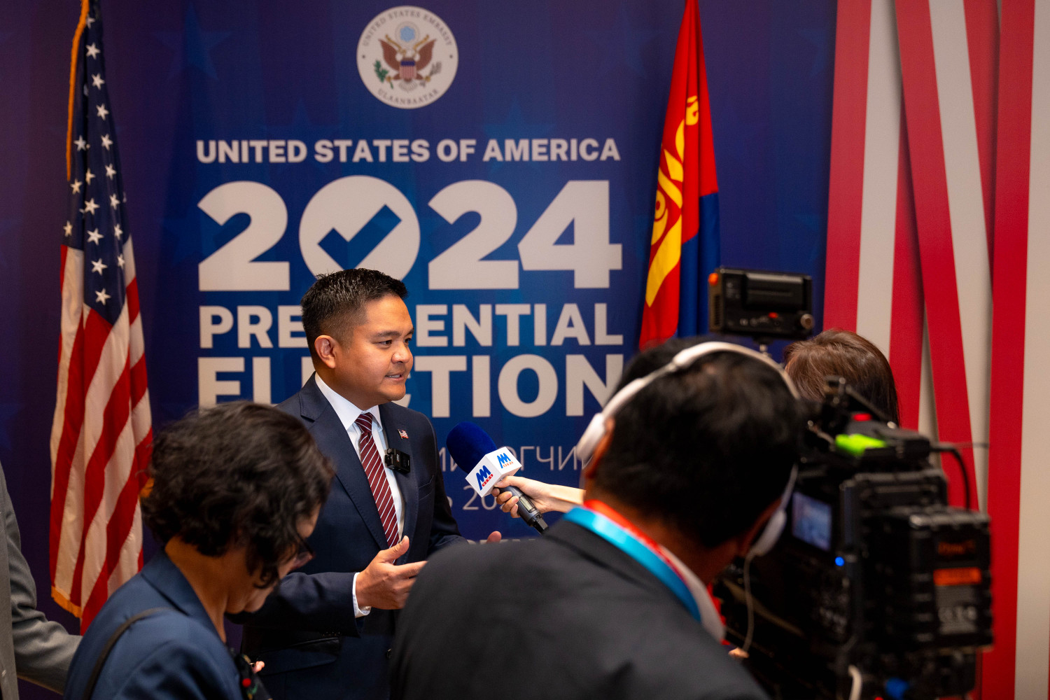 Монголчууд АНУ-ын ерөнхийлөгчийн сонгуульд "саналаа өглөө"