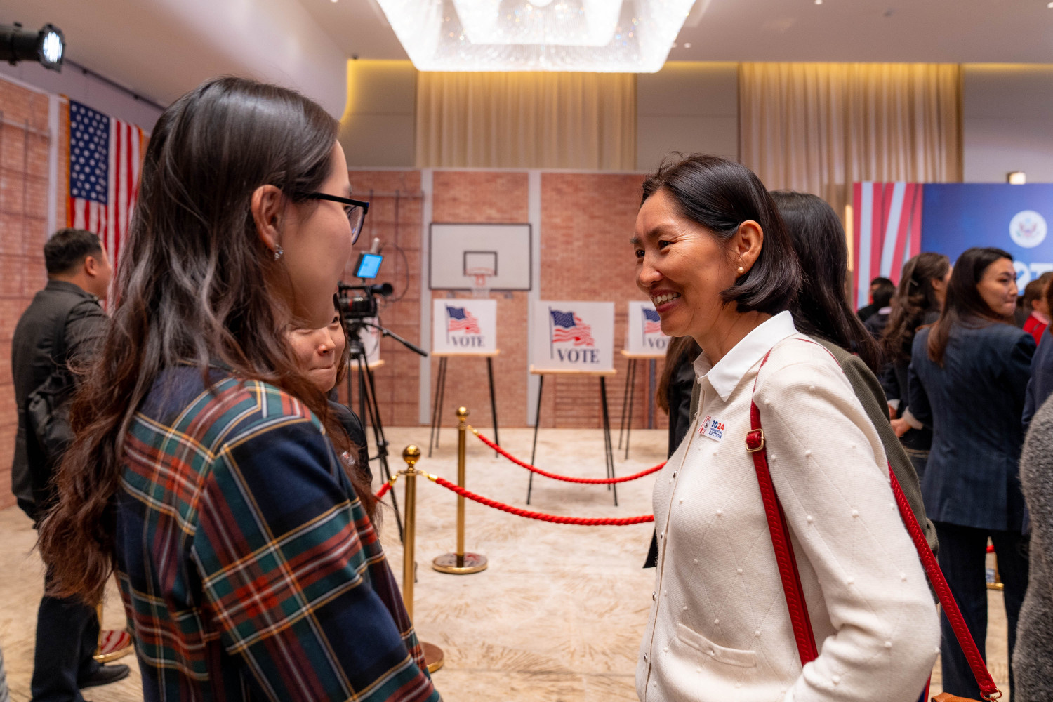 Монголчууд АНУ-ын ерөнхийлөгчийн сонгуульд "саналаа өглөө"