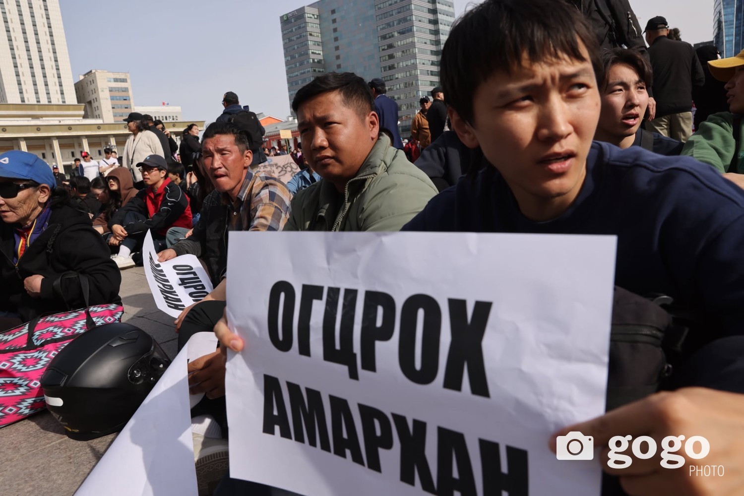 ФОТО: "Огцрох амархан" VS "Ухаа худгаа авъя"