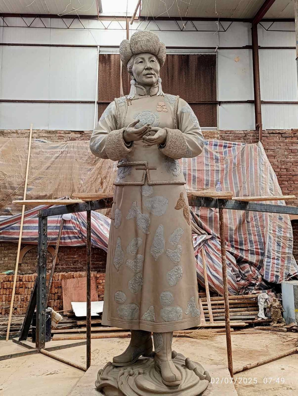 Ардын жүжигчин Г Түмэндэмбэрэлийн гэрэлт хөшөөг Ойрад театрын гадаа сүндэрлүүллээ